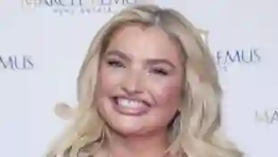 Sarina Nowak im engen Kleid – hier blitzt der BH hervor