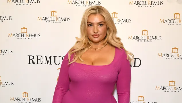 Sarina Nowak im durchsichtigen Look - hier wird sie zur Göttin