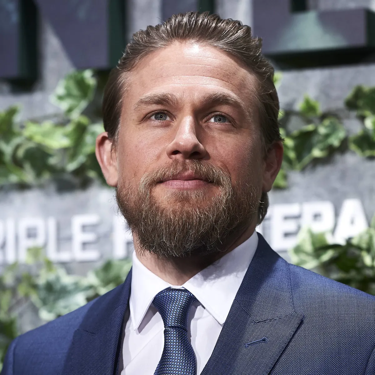 Charlie Hunnam Anne Hathaway