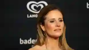 Mareile Höppner im kurzen Leo-Kleid - sie zeigt Haut