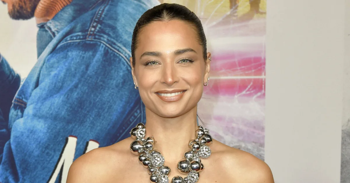 Amira Aly verboten sexy im Cut-Out-Top: BH? Fehlanzeige!