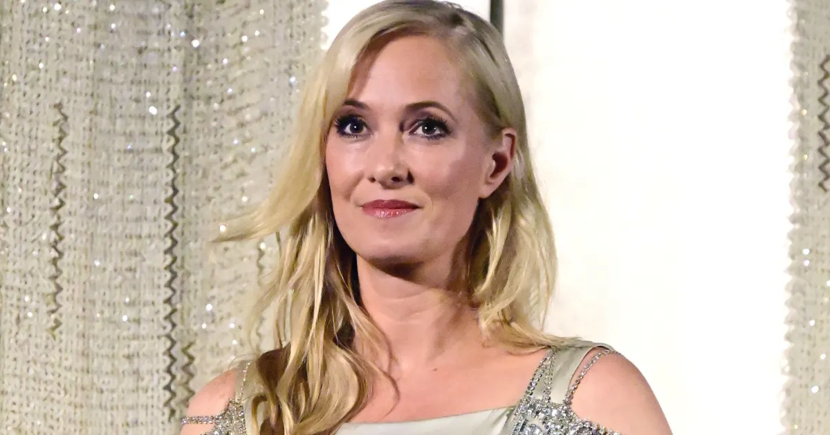 Angela Finger-Erben im Transparent-Kleid - hier blitzt der BH vor