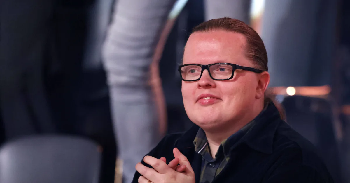 Kaum erkannt: Angelo Kelly mit dunklen kurzen Haaren