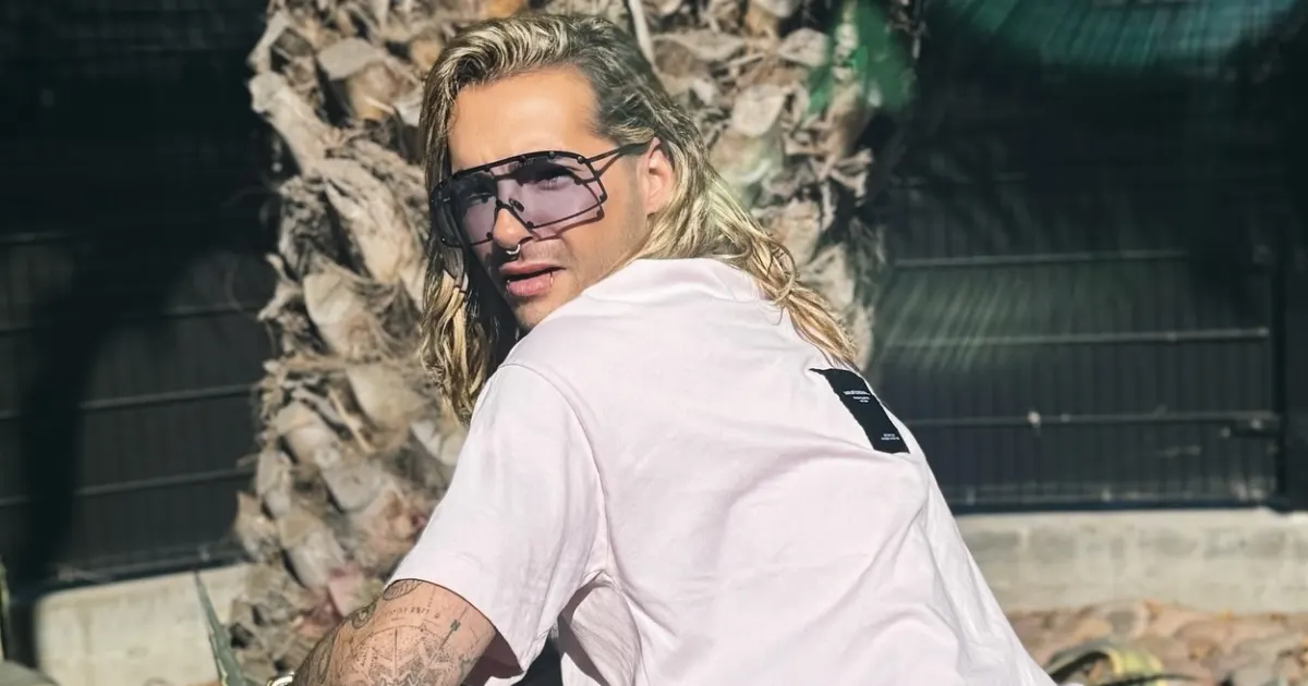 Bill Kaulitz in heißer POse: String-Blitzer inklusive