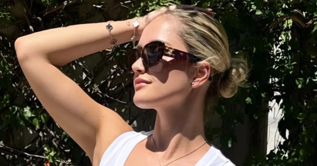 Davina Geiss in Shorts und Transparent-Top: Hier blitzt was durch