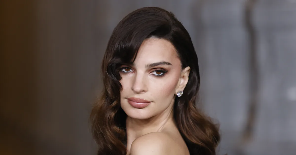 Fast hüllenlos: Emily Ratajkowski in halbtransparenten Dessous