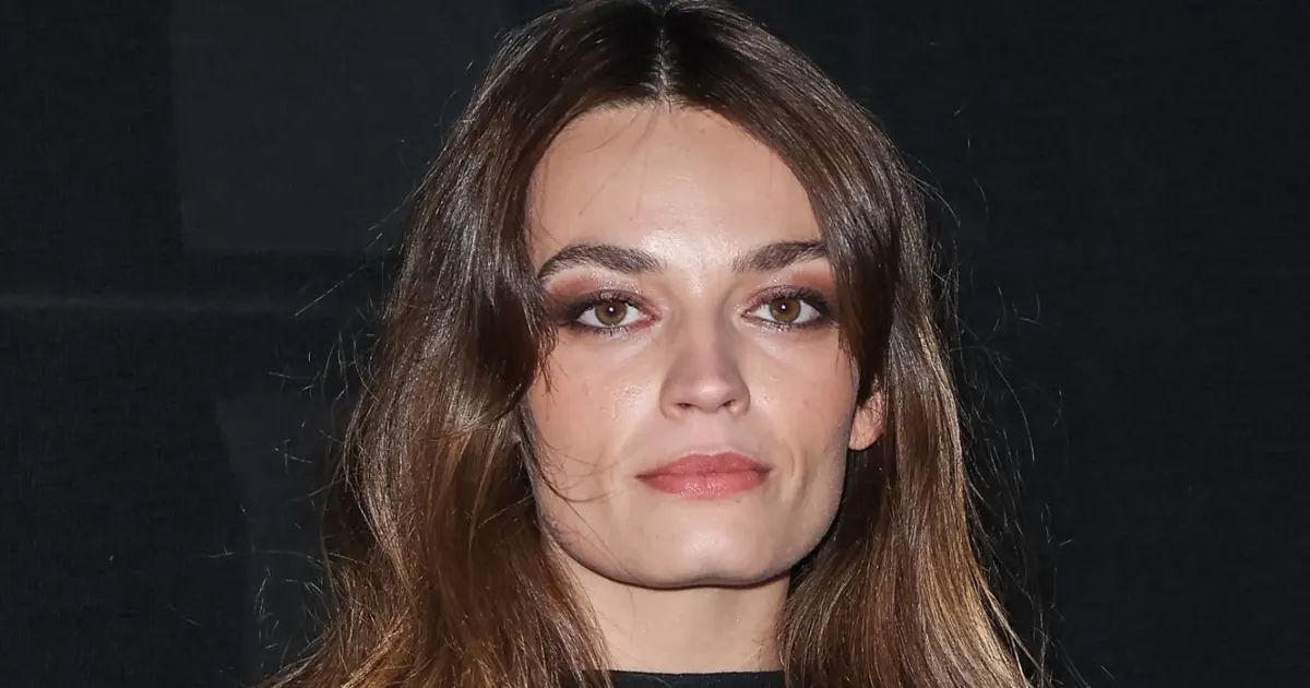 Heiß: „Sex Education“-Star Emma Mackey ohne BH auf Red Carpet