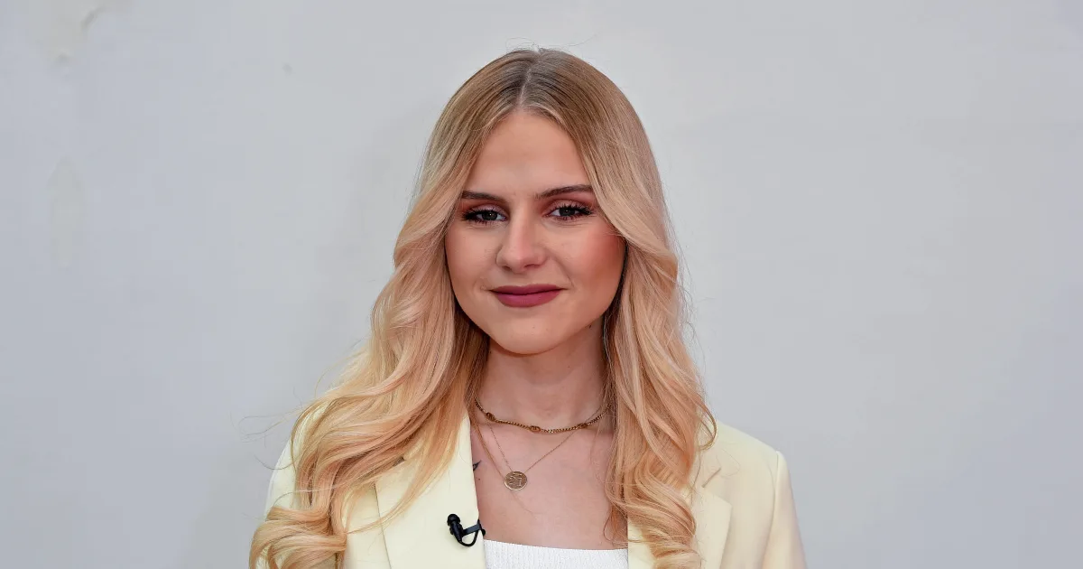 Estefania Wollny im Mini-Kleid: Sie zeigt ihre langen Beine