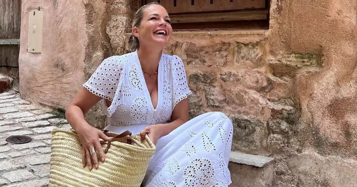 Eva Brenner im Cut-Out-Kleid: Hier zeigt sie Dekolleté