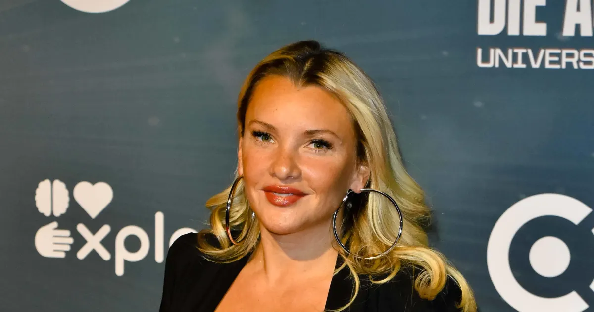 Evelyn Burdecki oben ohne am Strand: Sie lässt die Hüllen fallen Evelyn Burdecki oben ohne am Strand: Sie lässt die Hüllen fallen
