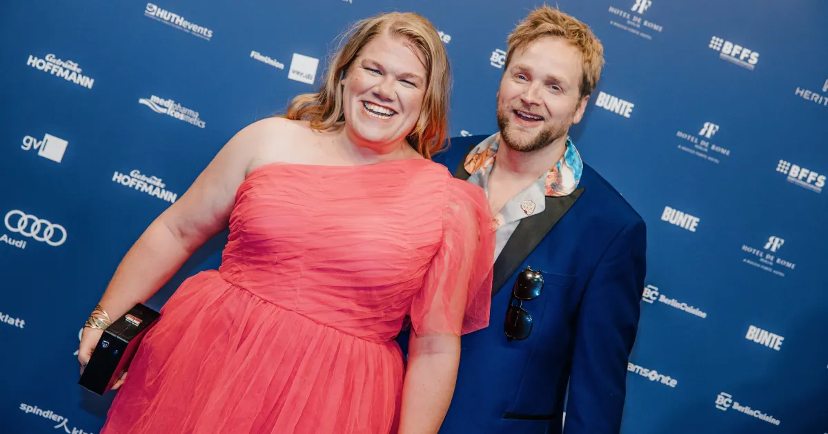 Gisa Flakes Freund: ER ist an der Seite des „Polizeiruf“-Stars