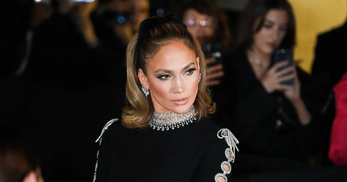Jennifer Lopez im Korsett-Look - hier blitzt ihr BH hervor