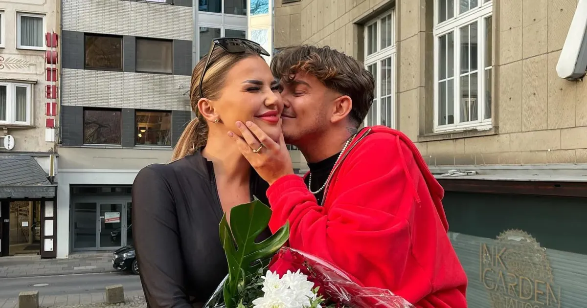 Küsse und Blumen: Twenty4Tim und Kim Virginia turteln vor Kamera