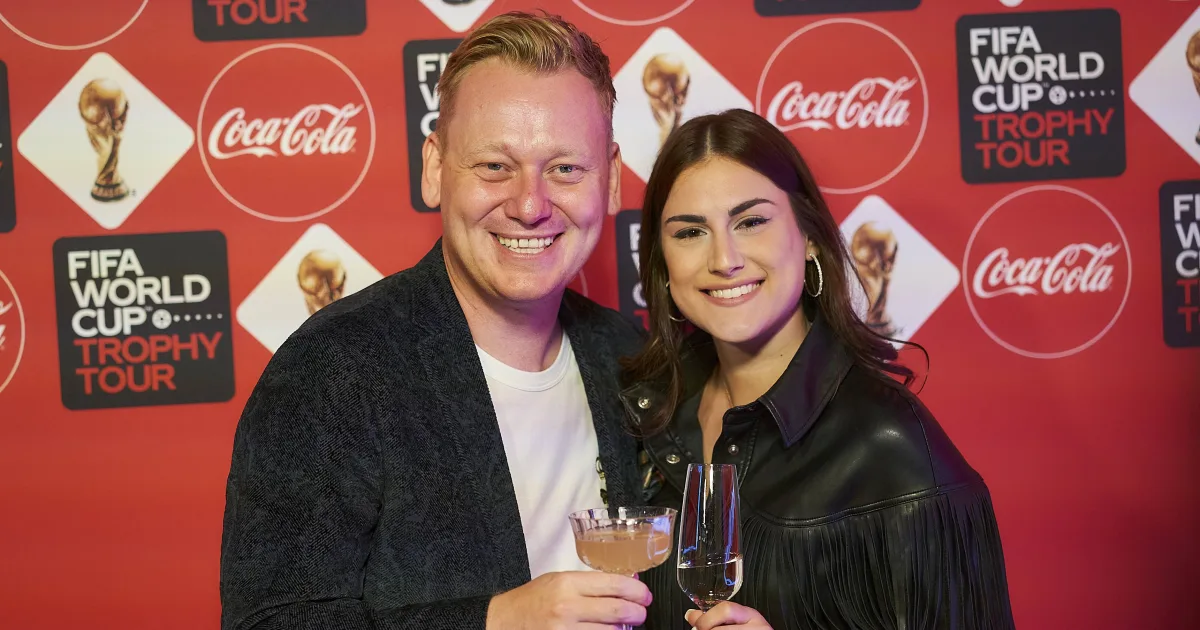 Knossis Freundin Lia im Rock: So schön ist die Influencerin