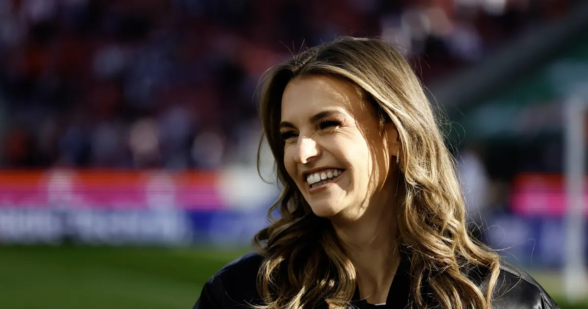 Laura Wontorra in Hotpants: Schönster Fußball-Fan aller Zeiten?