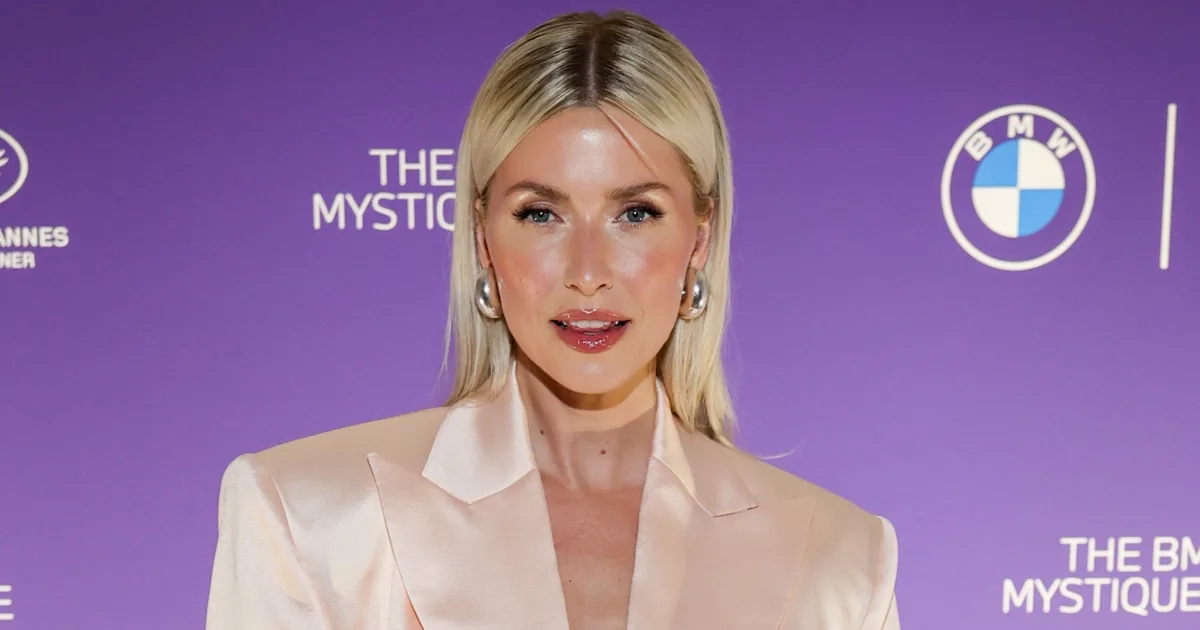 Lena Gercke trägt rein gar nichts unter ihrem Blazer