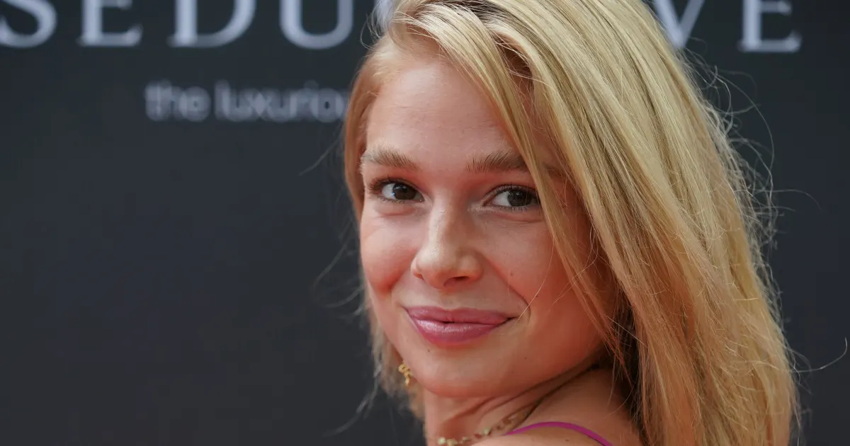 Lola Weippert oben ohne auf der Straße?