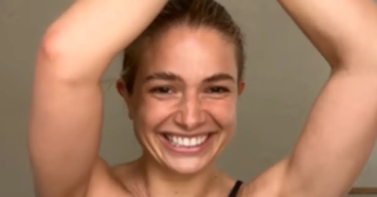 Lola Weippert im Transparent-Bikini: Sie lässt Muskeln spielen