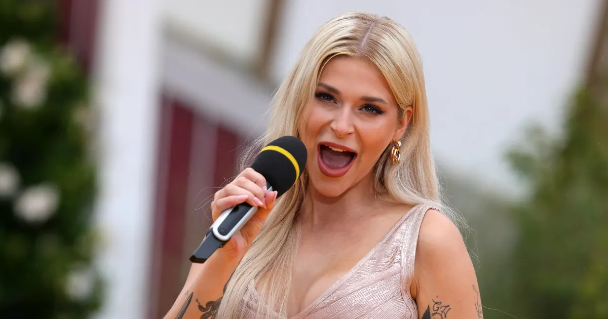 Unglaublich heiße Posen: Marie Reim bringt uns ins Schwitzen