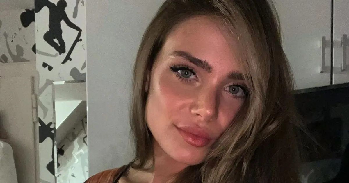 Schlager meets sexy: Marie Wegener im Cut-Out-Badeanzug