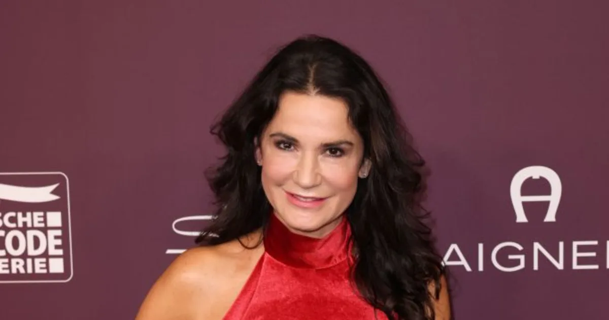 Mariella Ahrens: Po-Blitzer in durchsichtiger Tunika