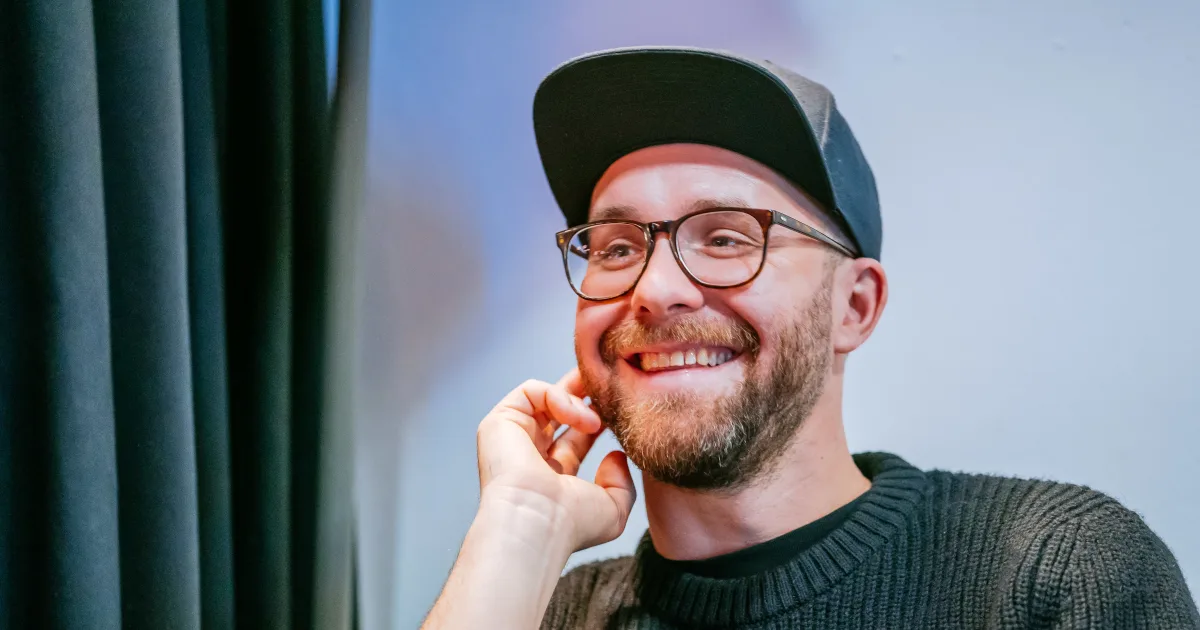 Nicht erkannt: Mark Forster zeigt sich ohne Mütze ohne Brille