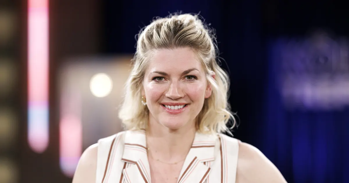 Nach Dschungel: Nina Bott zeigt ihren Hammer-Body im Badeanzug