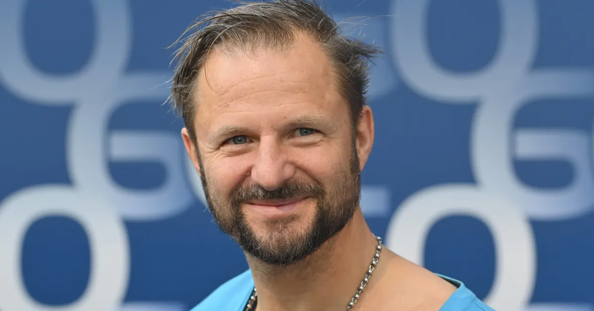 "Blind ermittelt": Ist Philipp Hochmair wirklich blind?