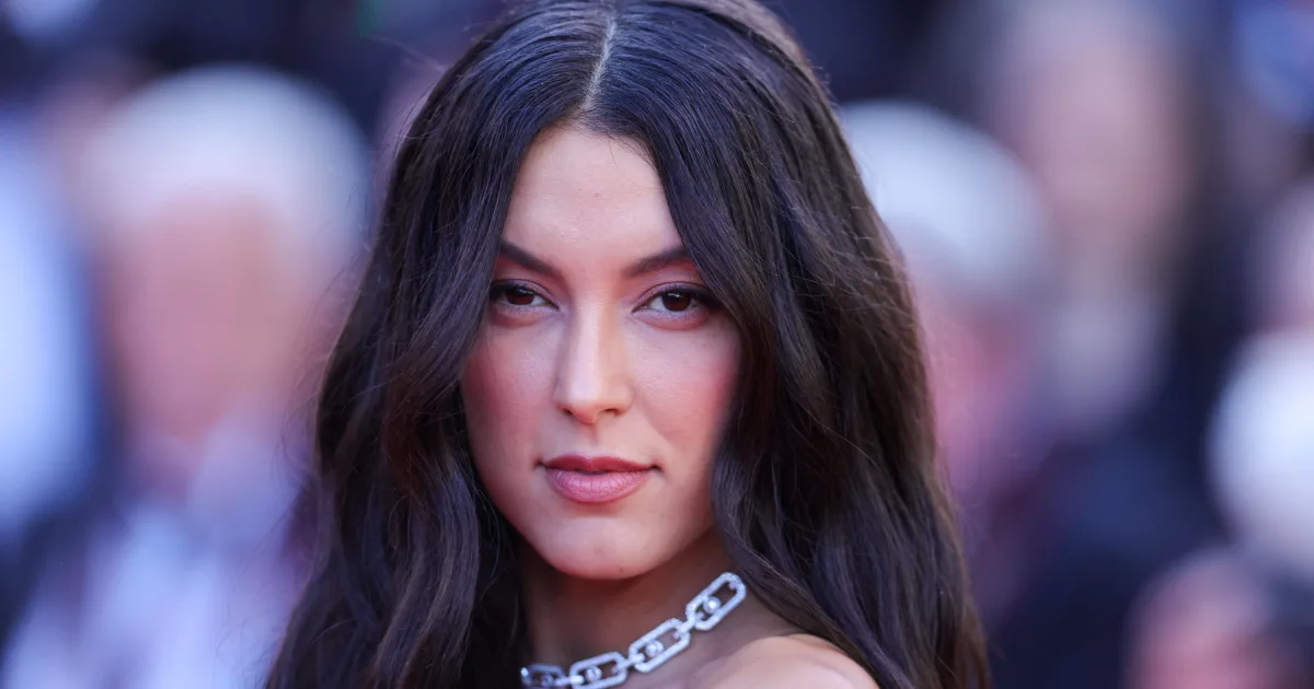 Komplett hüllenlos: Rebecca Mir posiert oben ohne