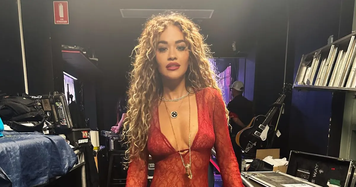 Lady in Red: Rita Oras Durchsichtig-Look versteckt nichts