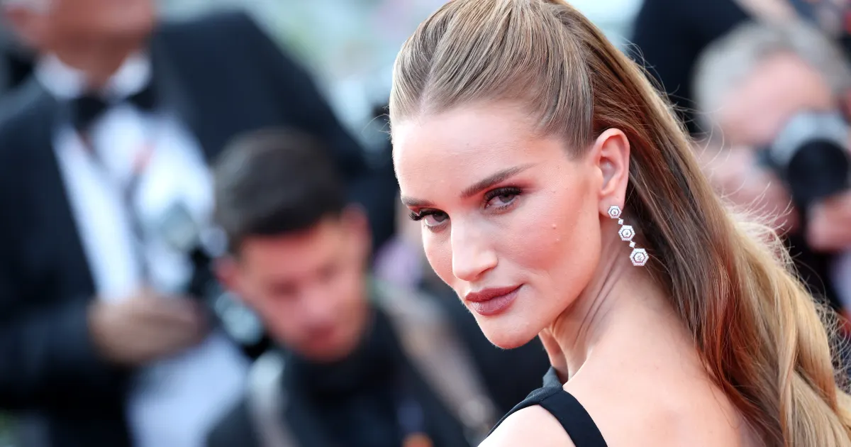 Als sexy Lady in Red: Rosie Huntington-Whiteley in Unterwäsche