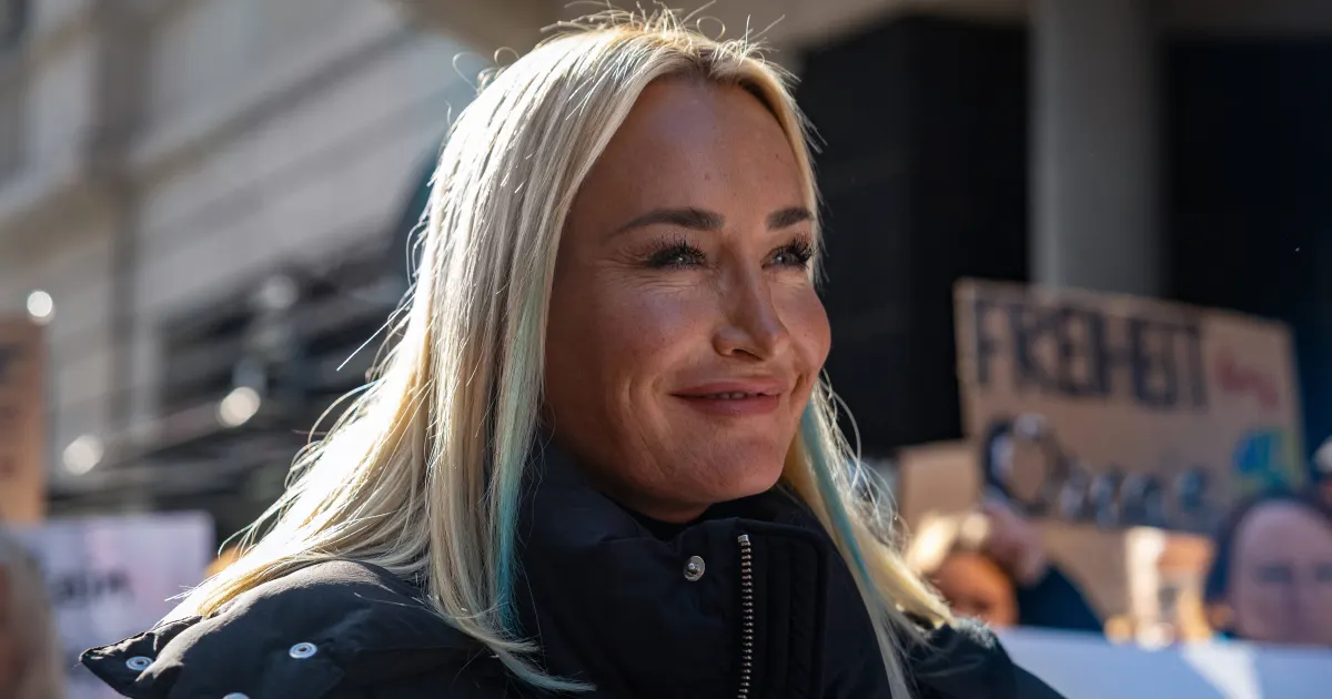 Sarah Connor mit XXL-Beinschlitz - doch alle achten nur DARAUF