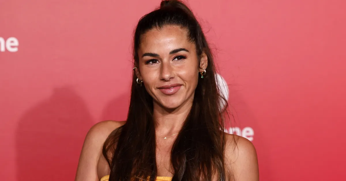 Glitzer-Stiefel und sexy Mini-Kleid: Sarah Engels heizt uns ein