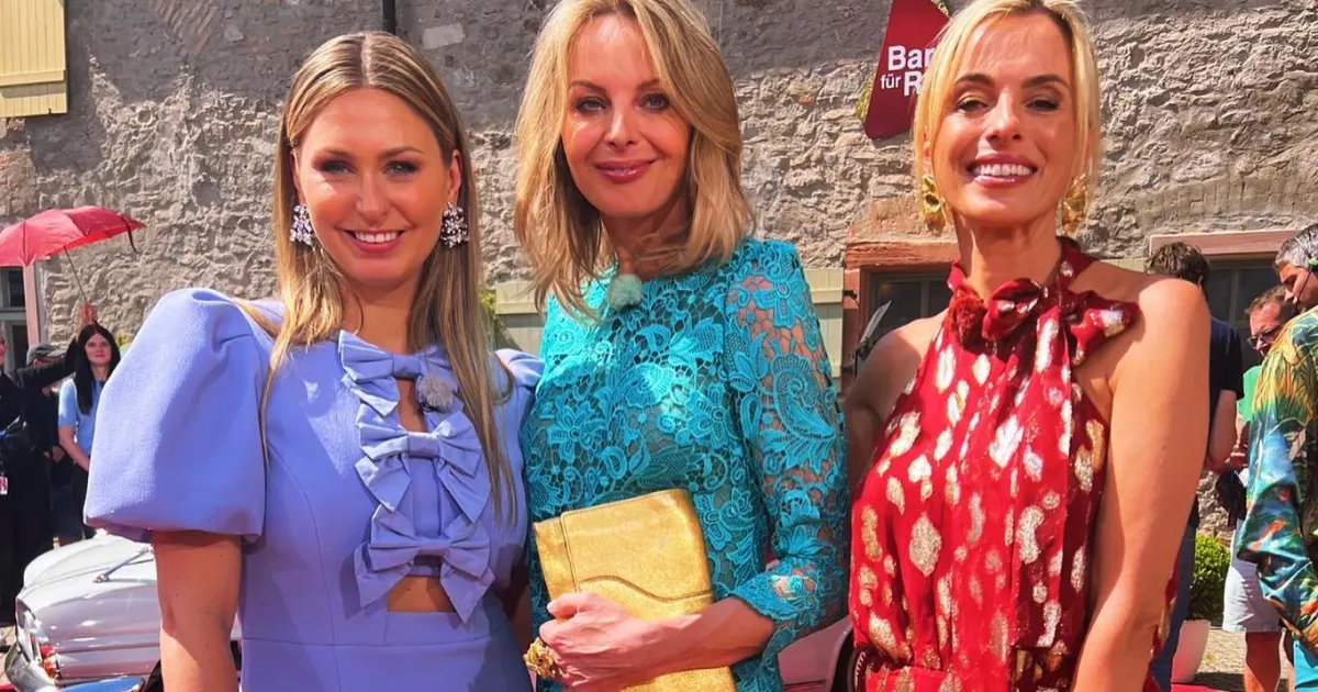 11 Fotos, die zeigen, wie schön die „Bares für Rares“-Frauen sind