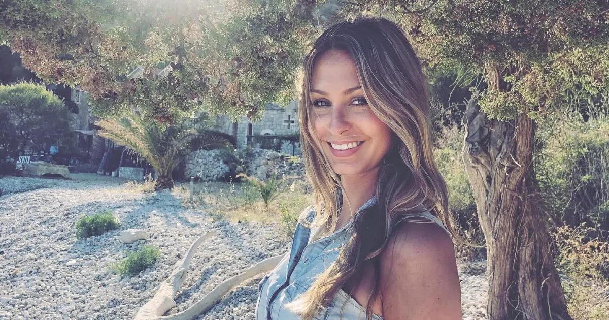 „Bares für Rares“-Sarah Schreiber sexy im Bikini