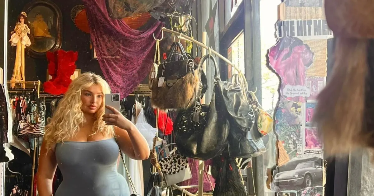 Sarina Nowak im knappen Transparent-Dress - kürzer geht nicht