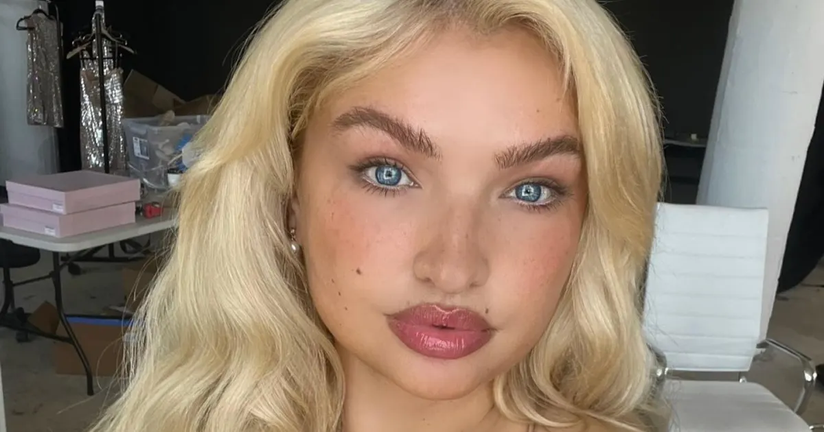 Sommerblues? Sarina Nowak im knappen blauen Bikini