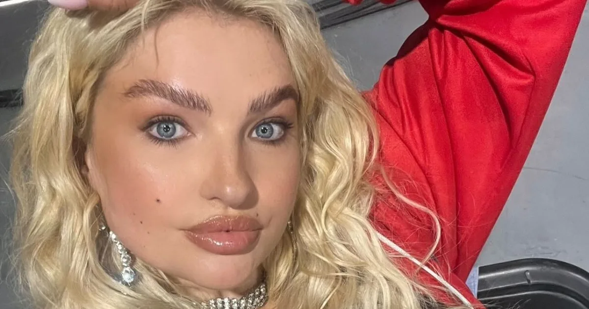 Sarina Nowak in heißer Korsage – hier fallen fast die Brüste raus