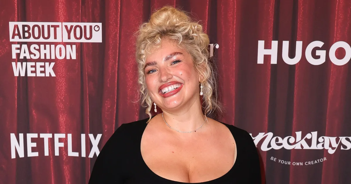 In transparenten Dessous: Sarina Nowak zeigt ihre Kurven