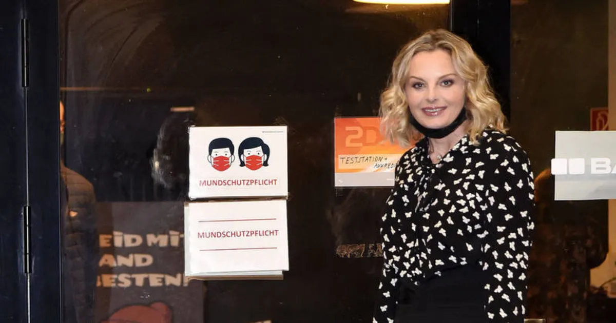 Was für ein Anblick: "Bares für Rares"-Susanne Steiger posiert