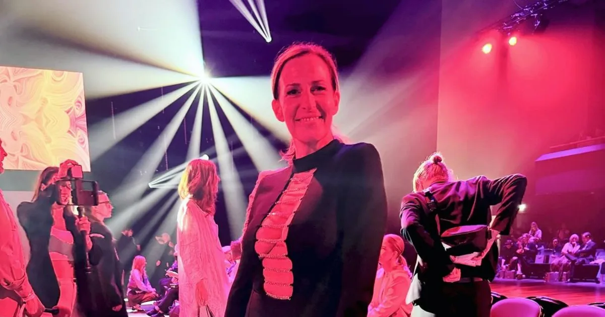 GZSZ-Star Ulrike Frank ungewohnt freizügig mit XXL-Ausschnitt