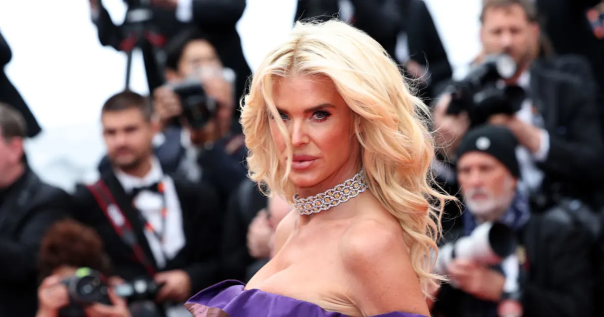 Hier darf nichts verrutschen: Model unten ohne in Cannes