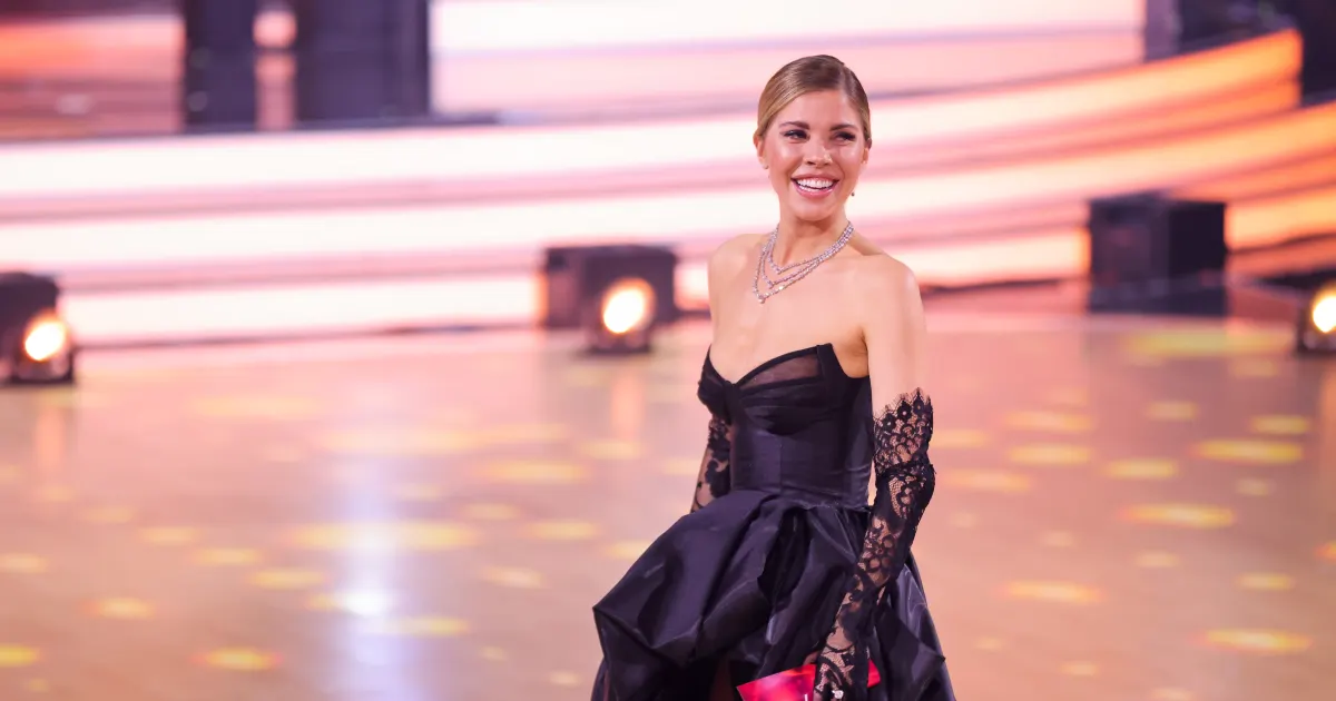 Victoria Swarovski als sexy Vamp - mit mega Dekolleté