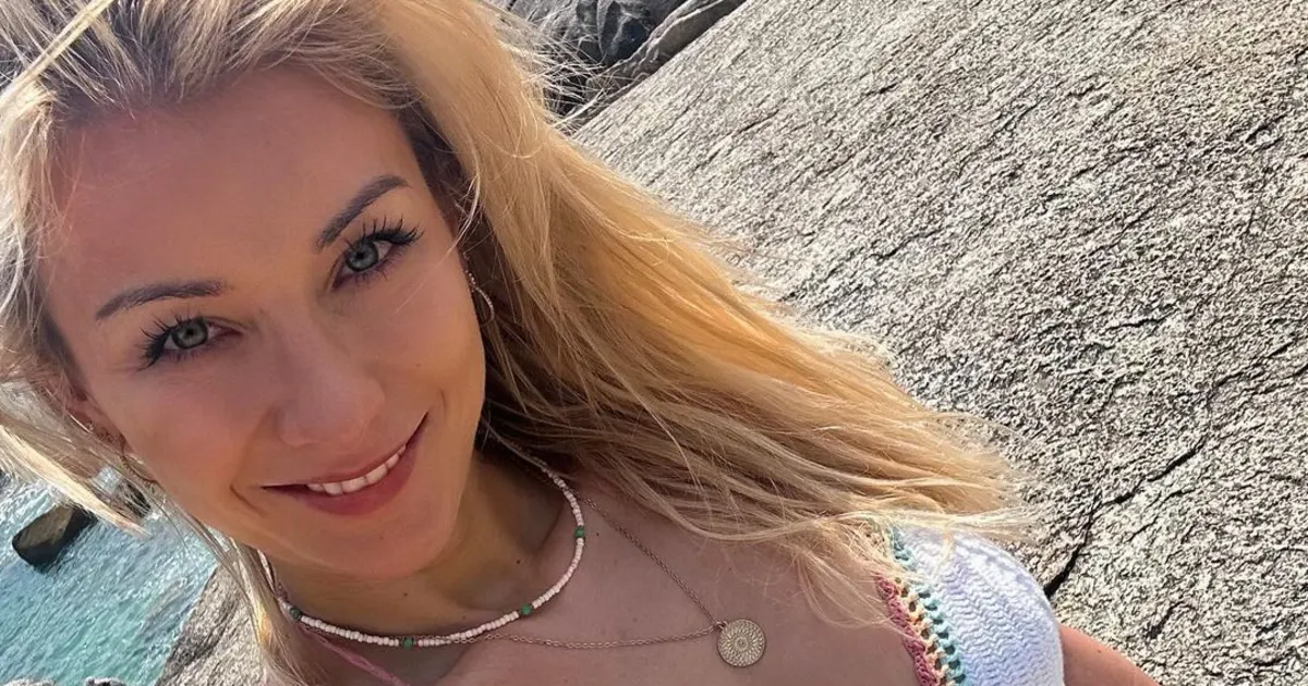 Heiße Pool-Fotos: Anna-Carina Woitschack im Tanga-Bikini