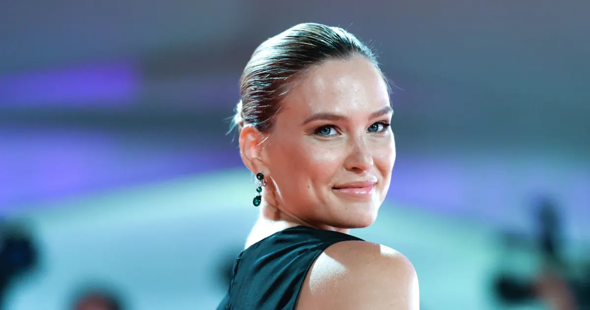 Bar Refaeli mit offener Bluse: Hier lässt sie tief blicken