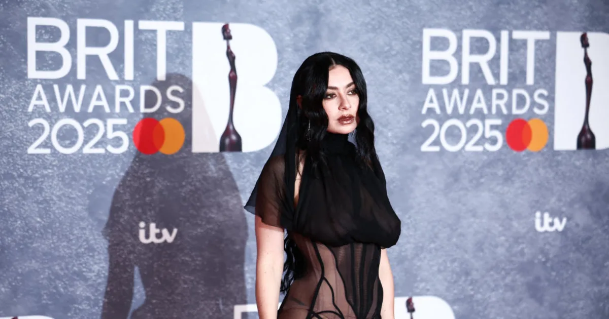 BRIT Awards 2025: Slip-Alarm bei Charli XCX im Durchsichtigkleid