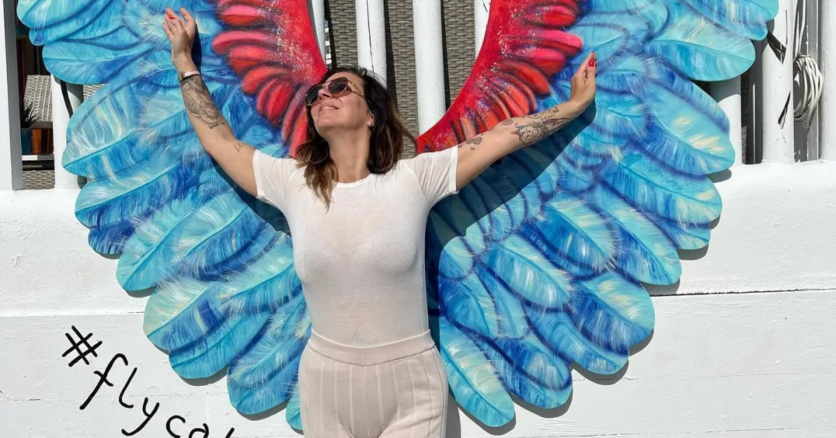 Danni Büchner ganz in Weiß - hier blitzt ihr BH hervor