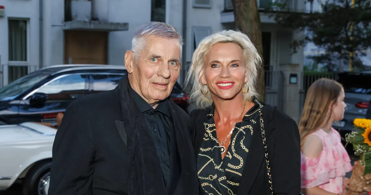 Nach schwerer Krankheit: Heinz Höenig strahlt bei der Emmy-Party