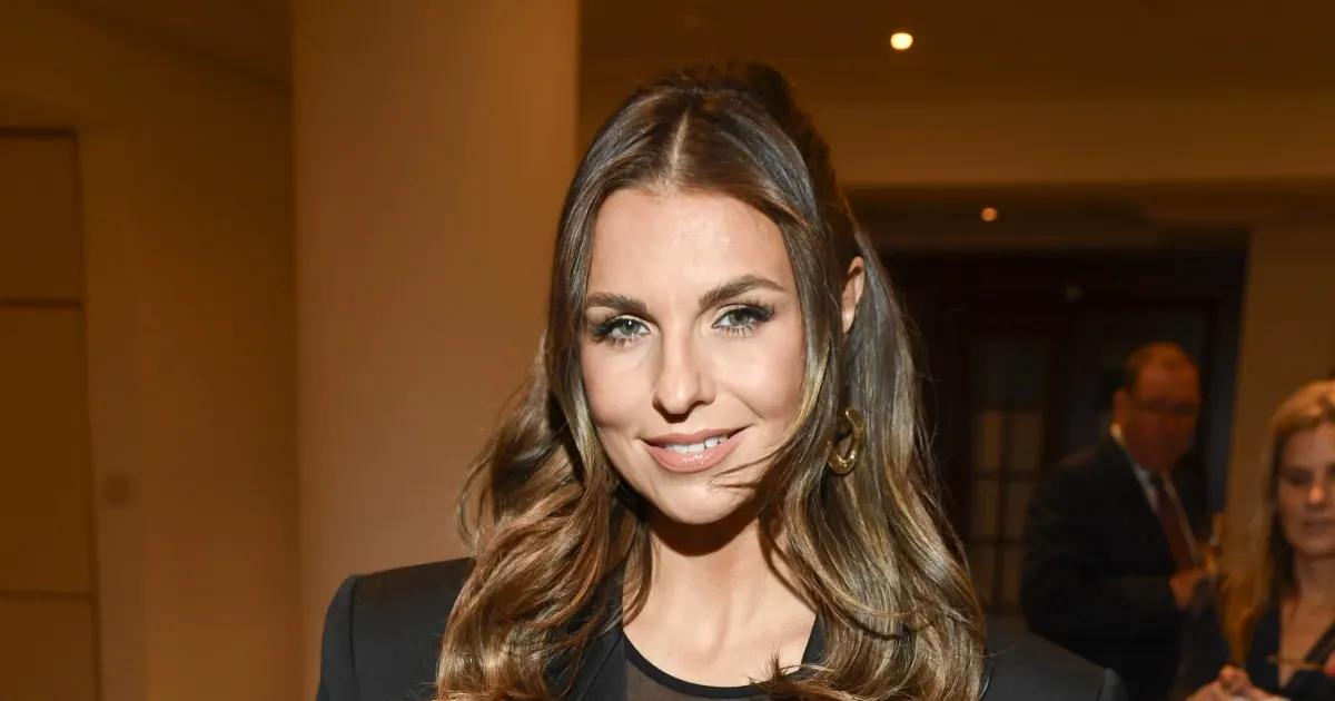 Laura Wontorra ganz verführerisch im Transparent-Look