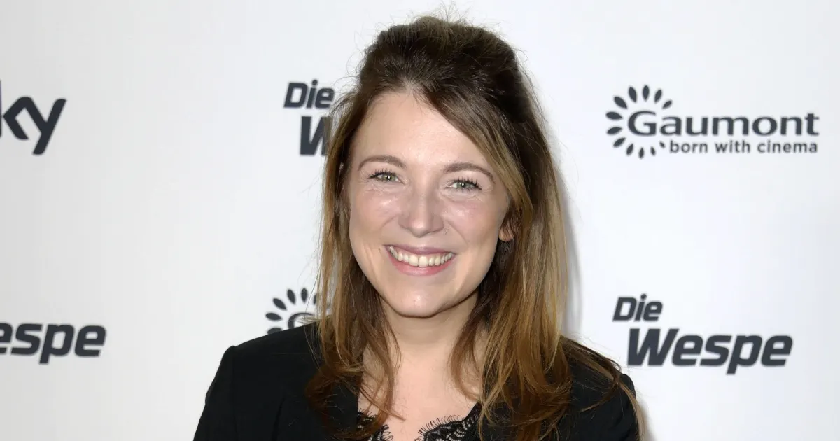 Sexy! GZSZ-Star Iris Mareike Steen im Rock und bauchfreiem Top